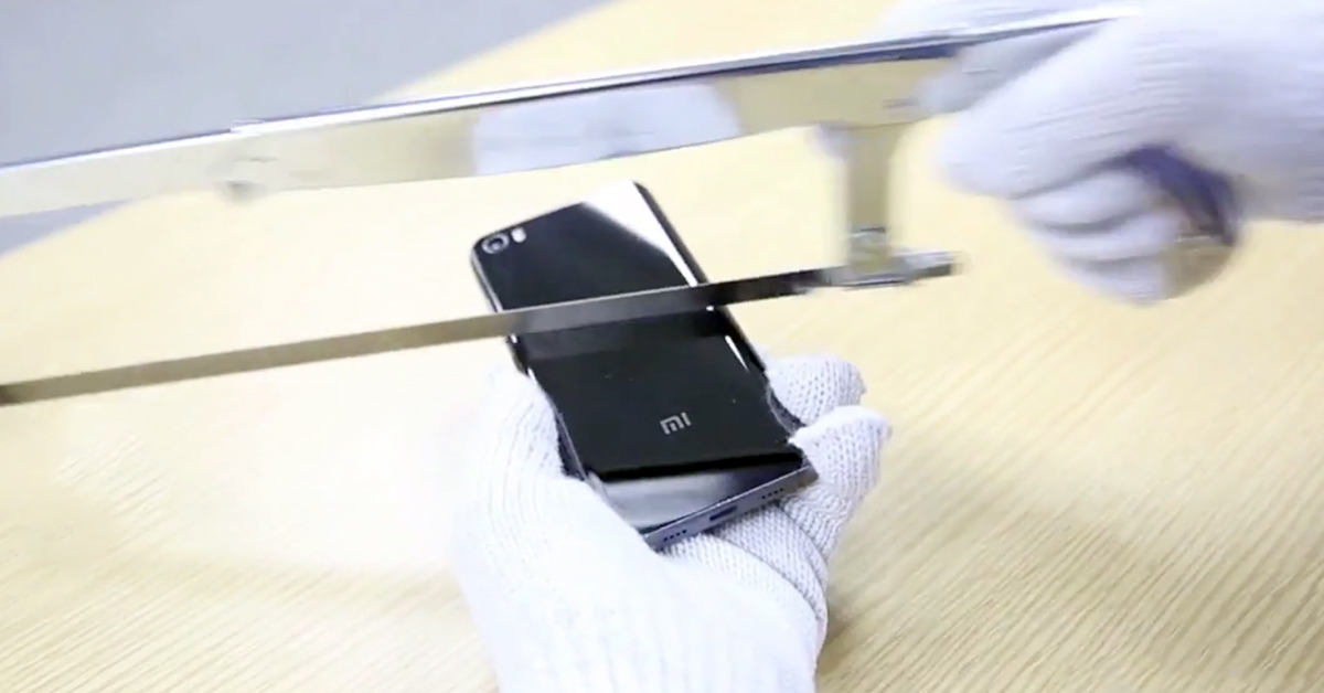 คลิปโชว์ความแกร่งฝาหลังเซรามิคของ Xiaomi Mi5 Pro ขูดขีดยังไงก็ไม่เป็นรอย!