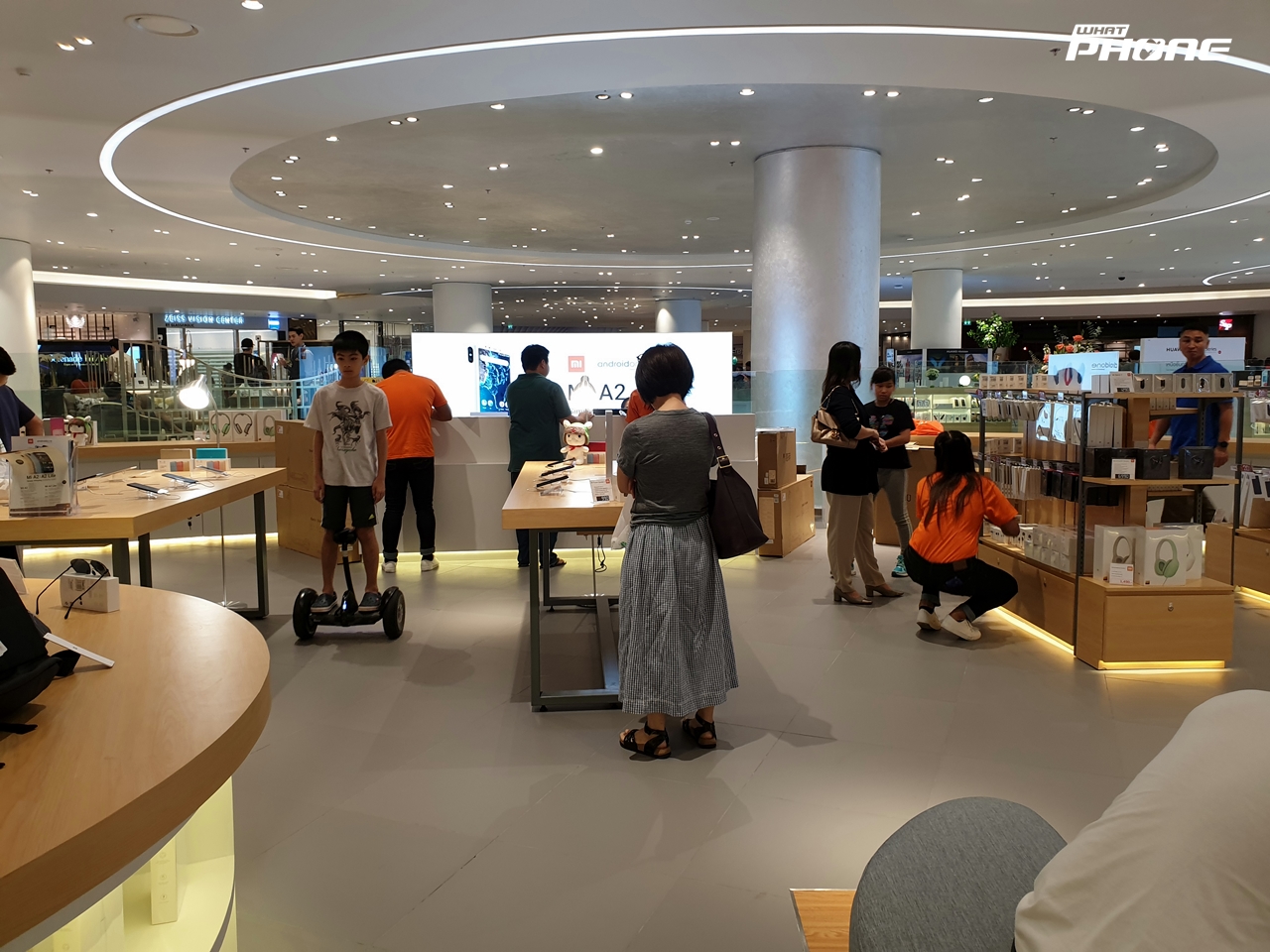 พาทัวร์ Mobile Flagship Store ในห้างใหม่อินเทรนด์ ICONSIAM