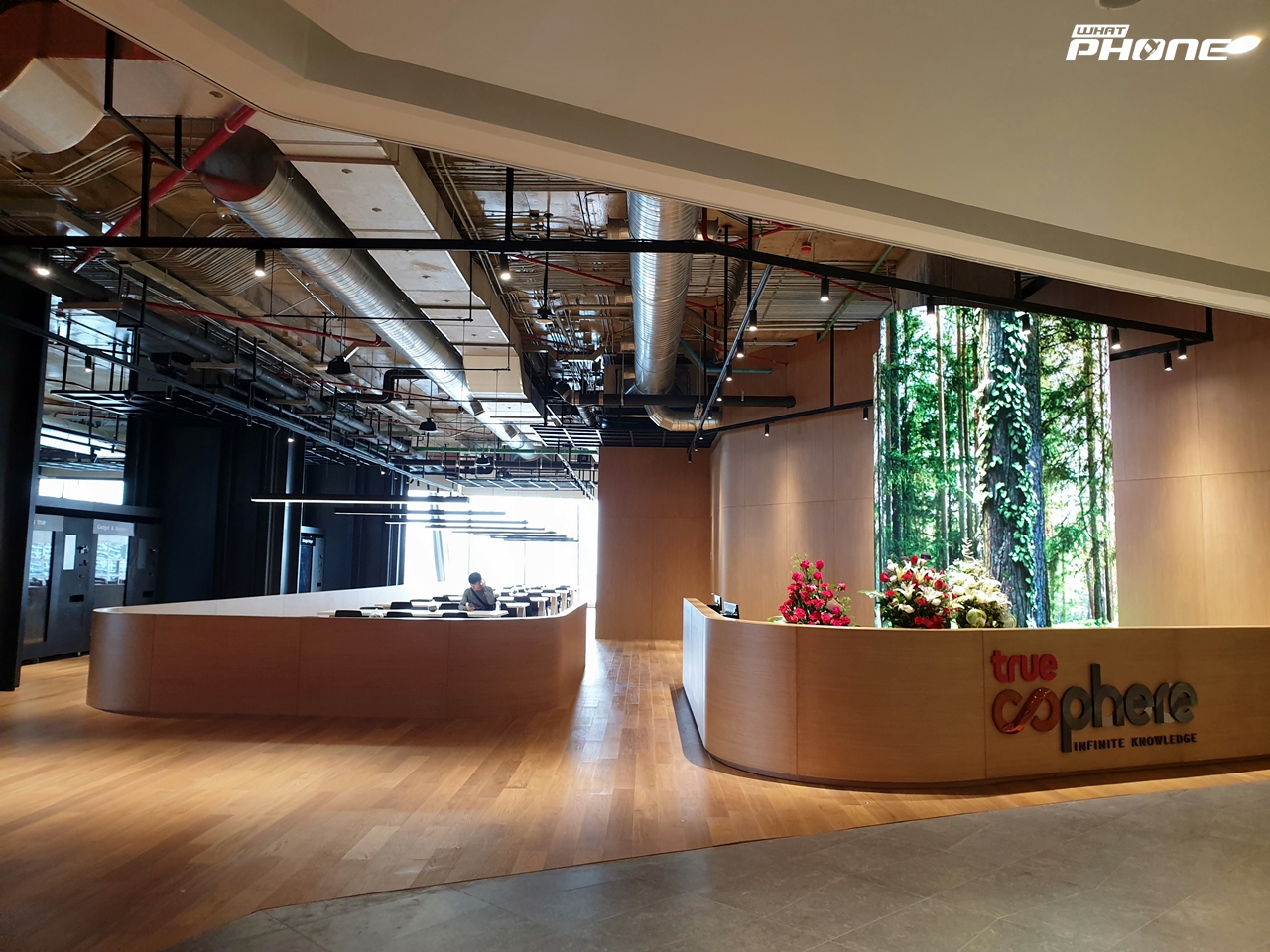 พาทัวร์ Mobile Flagship Store ในห้างใหม่อินเทรนด์ ICONSIAM